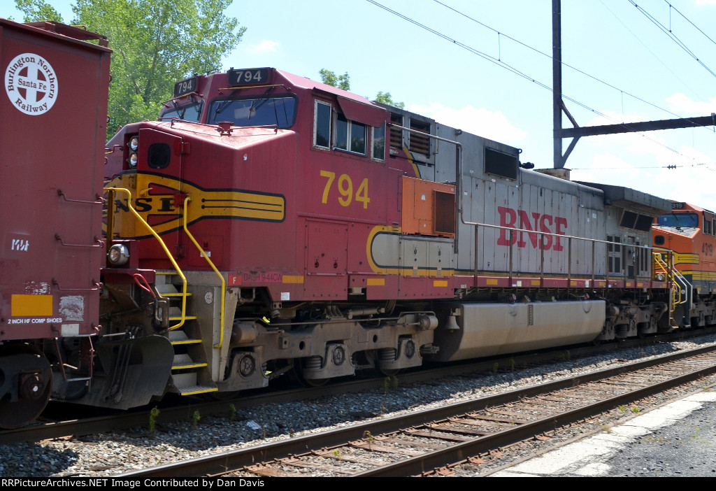 BNSF C44-9W 794 trails on K040-04